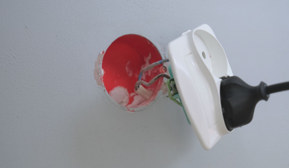 Outlet Stops Working Then Starts Again — 7 Tips for Troubleshooting ...
